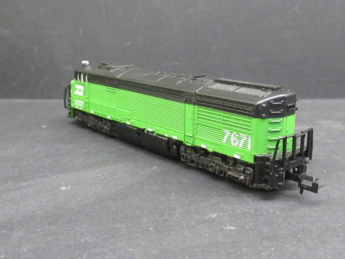 Minitrix 2049 US Diesellok GE U30C N Nr. 7671 Burlington Northern Spur ...